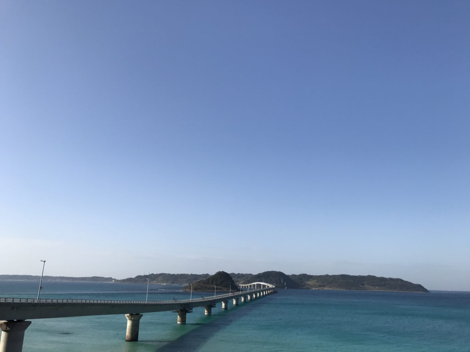 この橋、一石二鳥なり(The bridge fulfils the function of “killing two birds with ...